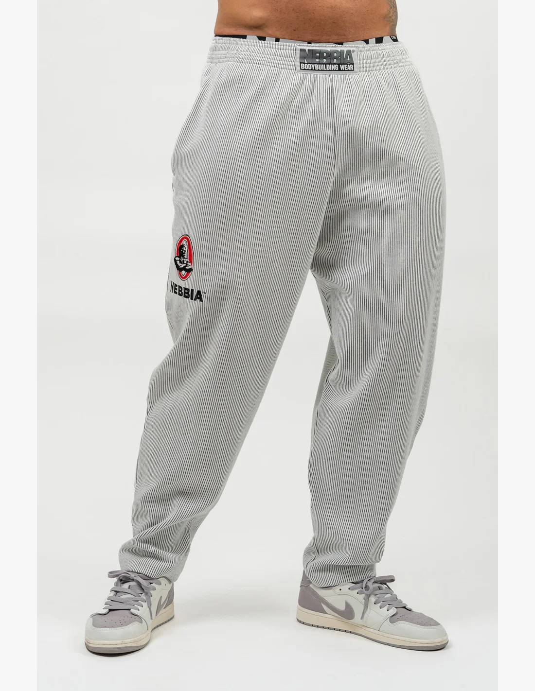 NEBBIA • Volné tepláky s kapsami SIGNATURE • Nebshop.cz